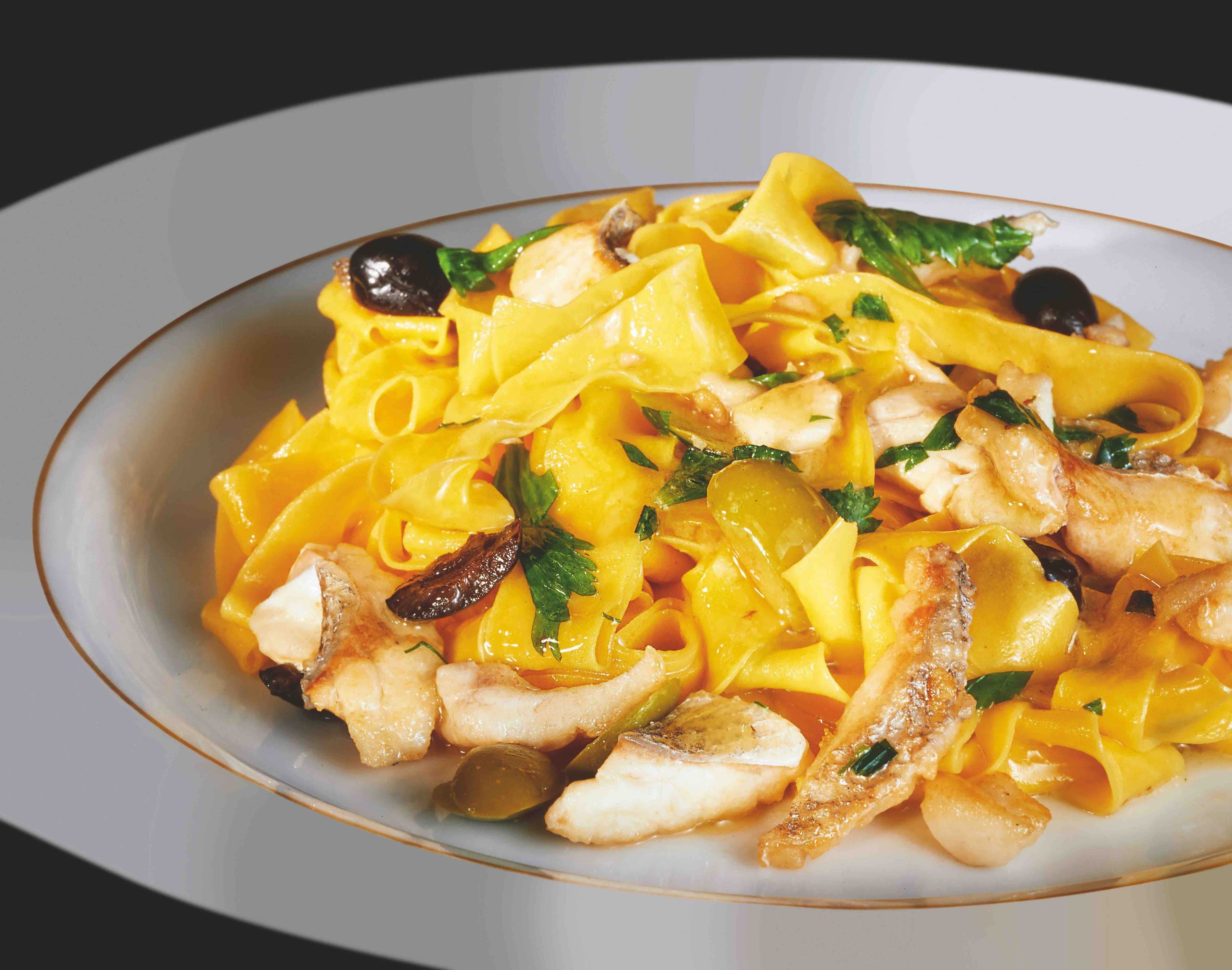 Tagliatelle al fumetto di spigola e olive - Gambero Rosso