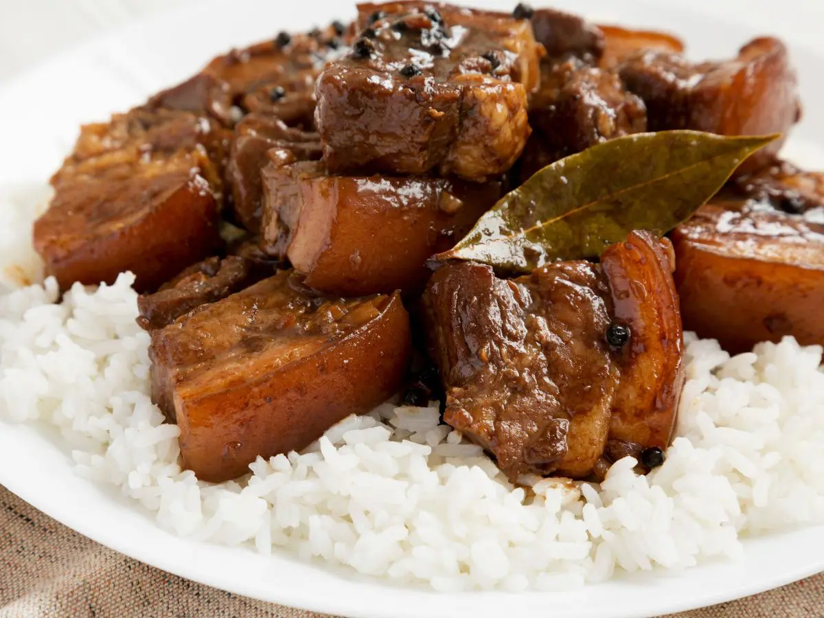 Storia e ricetta del pork adobo, il piatto più amato nelle Filippine ...