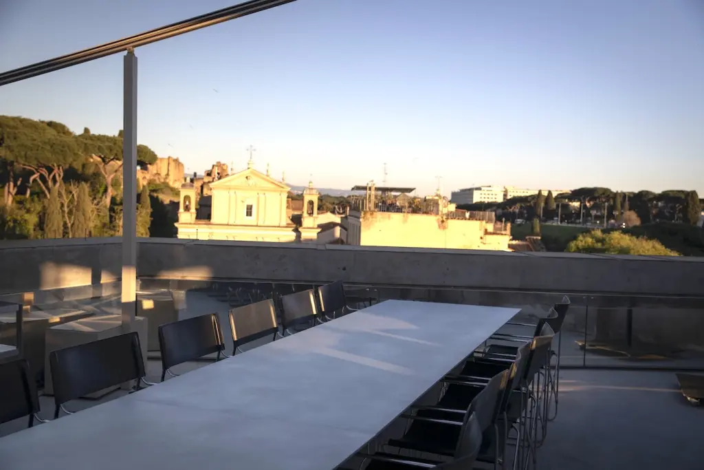 Nel cuore di Roma c'è una terrazza aperta a tutte le ore. La cucina è ...